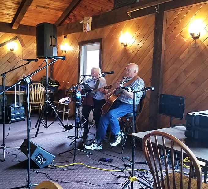 Live music adds the perfect soundtrack to your meal, because good food deserves a proper atmosphere.
