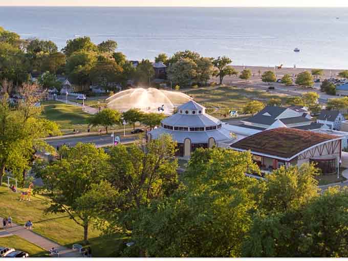 Nestled between Lake Michigan and downtown, this pavilion proves good things come in beautiful packages.