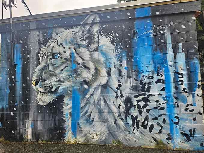 This stunning snow leopard mural captures the mysterious beauty of one of nature's most elusive mountain dwellers.