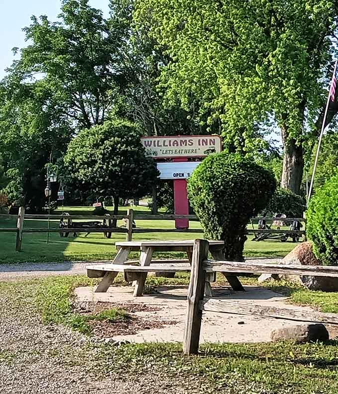 The "Let's Eat Here" sign surrounded by picnic tables basically eliminates any doubt about whether you've found the right place or not.
