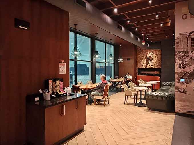 The caf&eacute; area offers that essential ski lodge atmosphere where you can warm up between runs with actual food.