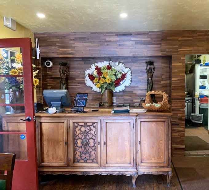 The host station welcomes you with rustic wood and cheerful flowers, setting the tone for genuine hospitality ahead.
