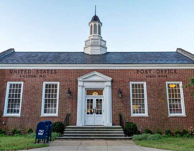 Even the post office looks dignified here, proving that government buildings don't have to resemble concrete bunkers.