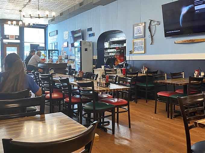 Plenty of seating for everyone, from solo pie enthusiasts to families celebrating another Tuesday.