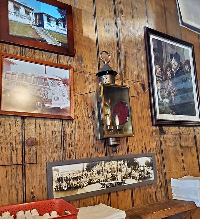 Vintage photographs and maritime lanterns turn these walls into a museum dedicated to the art of good eating.