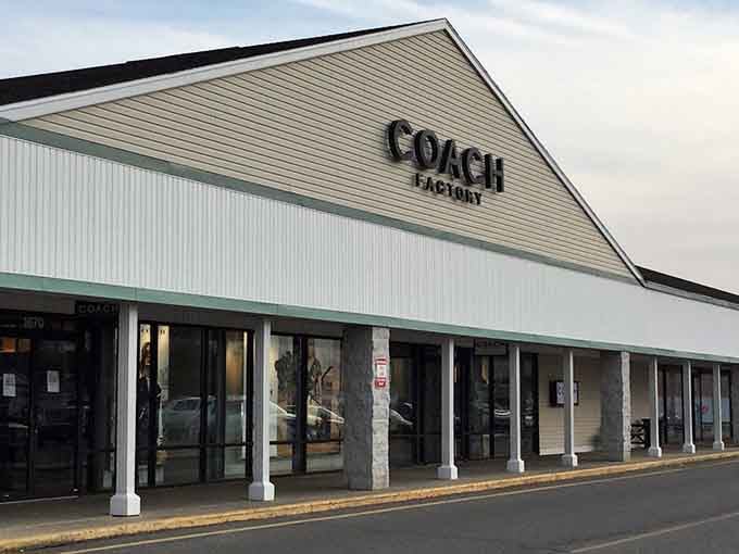 Coach Factory outlet offers leather goods at prices that won't require you to sell your actual leather goods.