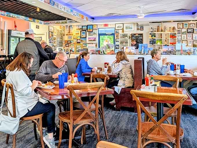 Happy diners prove that waiting in line was absolutely worth every single minute of hungry anticipation.