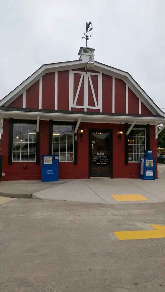 The charming entrance welcomes you with lanterns and that unmistakable barn aesthetic that makes this place special.
