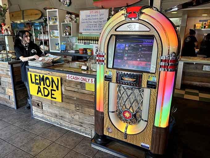 A vintage jukebox and lemonade stand add nostalgic charm&mdash;this place knows how to blend eras beautifully.