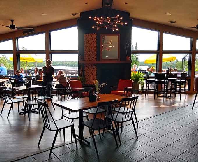 Diners enjoying their meals with that gorgeous lake view, living their best North Shore life right now.