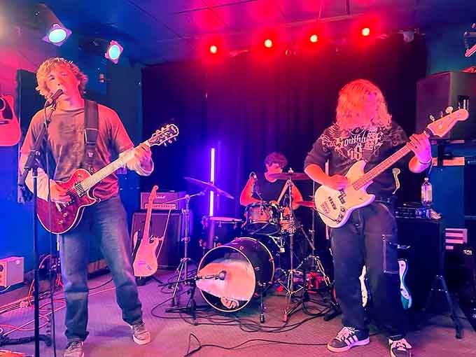 Live music transforms dinner into an experience – because great food deserves an equally great soundtrack, obviously.