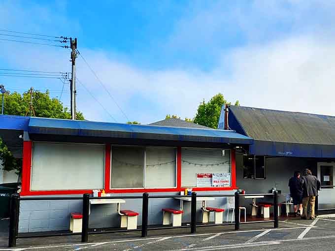 Even the outdoor seating area keeps things simple, focusing on what matters: feeding hungry people well.