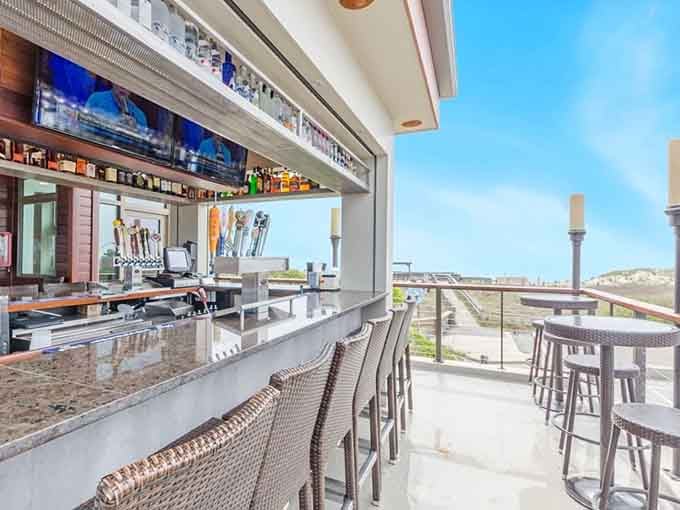 Oceanfront dining with a bar that understands the assignment, serving views and cocktails in equal measure.