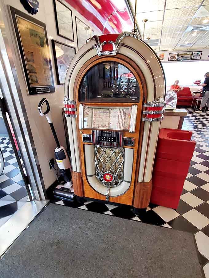 A classic jukebox stands ready to soundtrack your meal with tunes from when music had actual melodies.