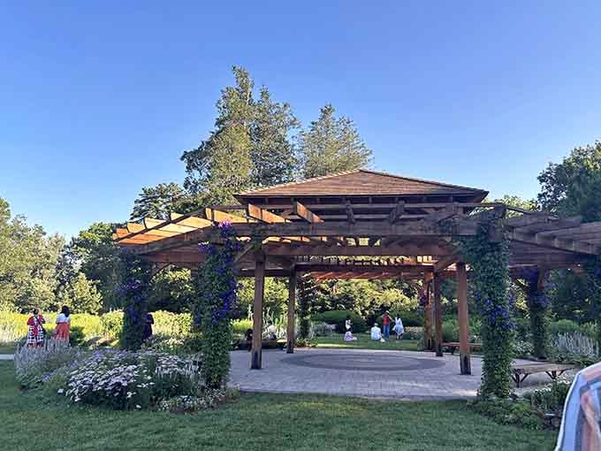 The modern pavilion proves that contemporary architecture and classic gardens can actually get along just fine.