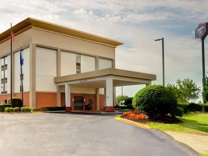 Clean lines and manicured landscaping welcome road-weary travelers seeking comfortable rest after exploring everything Gaffney offers nearby visitors.