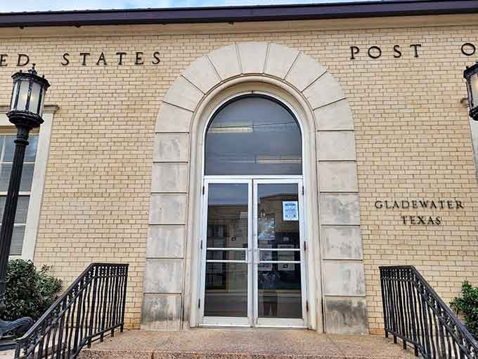 Even the post office maintains that classic architectural dignity that modern buildings seem to have completely forgotten about.