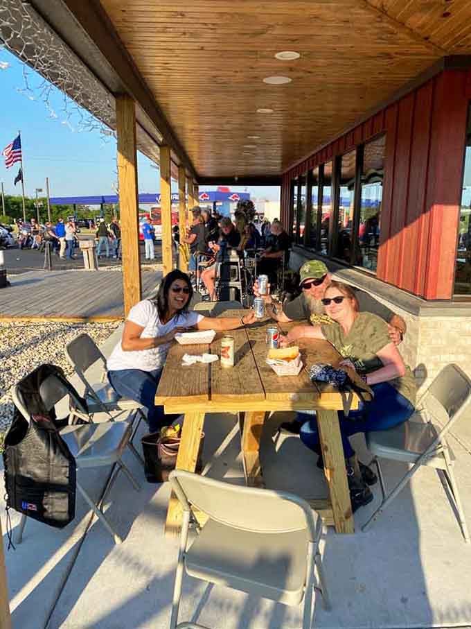 Live music and outdoor seating transform a meal into a full-blown experience worth savoring slowly.