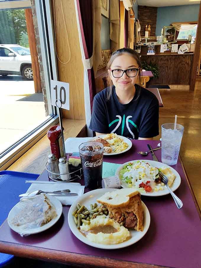 The smile says it all: multiple plates, happy diners, and the kind of meal worth driving for.