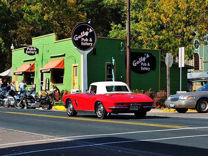 Gelly's bright green exterior practically shouts "come in and have a good time!"