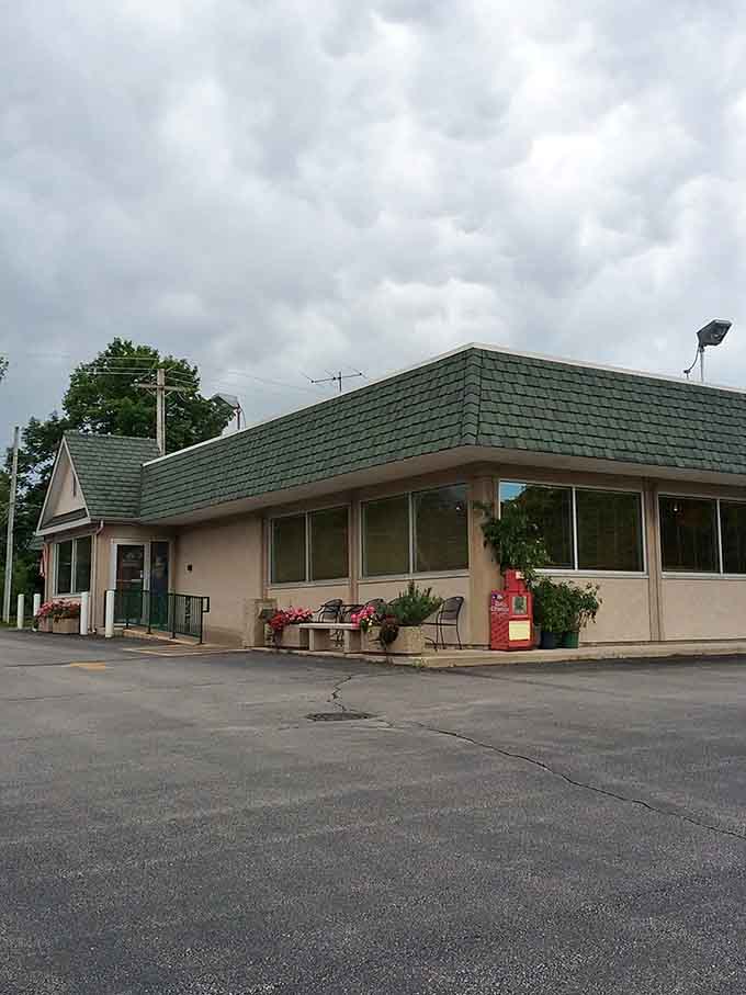 The unassuming exterior hides the kind of breakfast magic that keeps parking lots full every weekend morning.