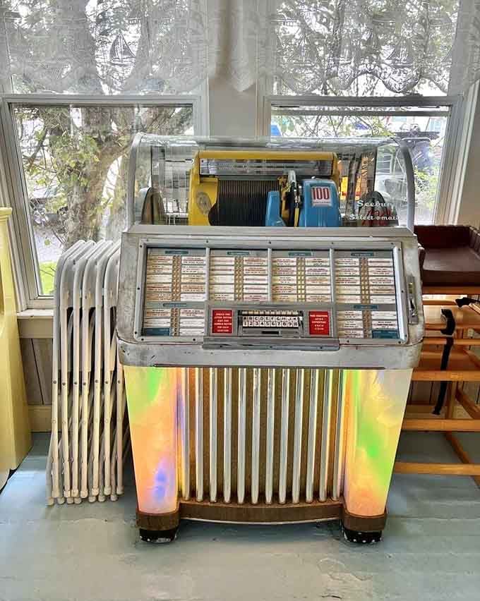 That vintage jukebox adds the perfect soundtrack to your ice cream experience, assuming it still works after all these years.