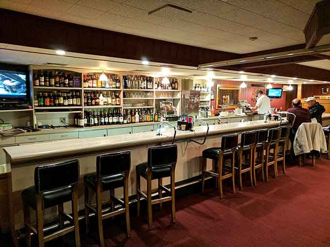 The bar area stocks everything needed for classic cocktails, with seating for those who arrive early or solo.