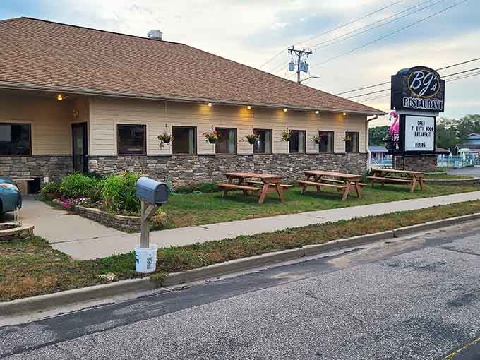 Picnic tables out front suggest this place knows breakfast tastes even better when enjoyed in the fresh air.