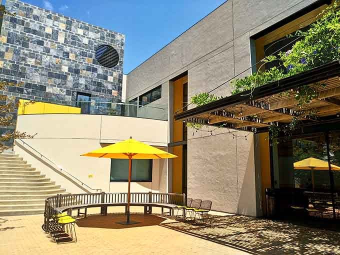 Sunny courtyards offer peaceful spots to reflect on the simple wisdom found in four-panel comic strips.