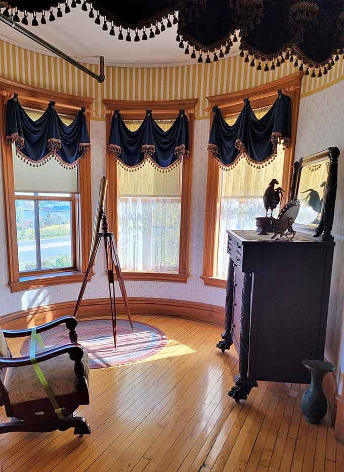 Bay windows this stunning deserve their own Instagram account and possibly a modeling contract, honestly speaking.