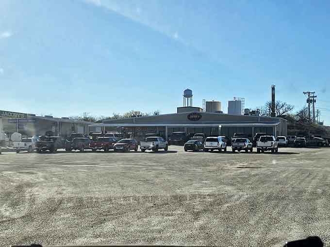 When the parking lot's this full in a tiny town, you've definitely found where the locals eat lunch.