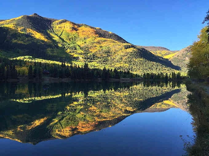 Lake San Cristobal's mirror-perfect reflections create the kind of scenery that makes professional photographers weep with joy and amateurs weep.