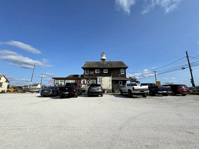 The gravel parking lot that separates casual diners from those truly committed to exceptional seafood adventures.