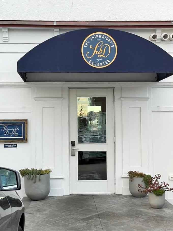 The entrance by the parking lot makes finding this culinary destination easier than finding good seafood elsewhere.