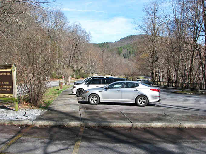 The parking area fills quickly during peak season, so arriving early means better spots and fewer crowds.
