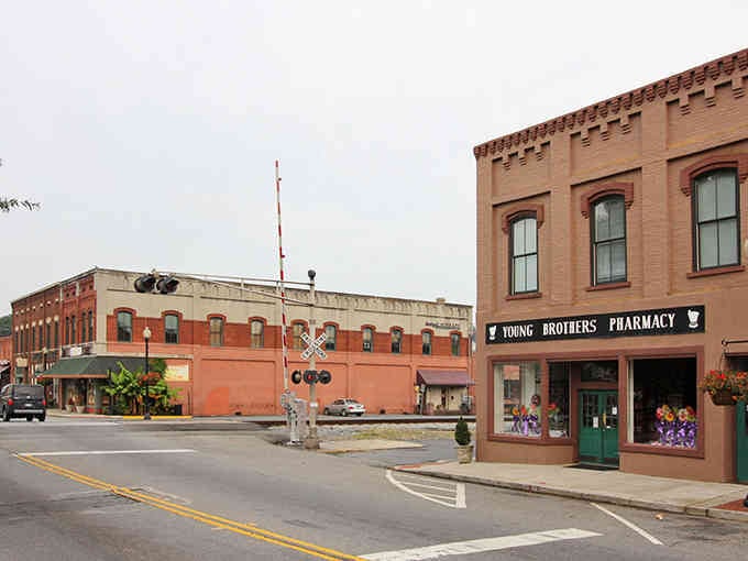 Downtown Cartersville's red brick buildings and old-fashioned storefronts look like a movie set from the good old days.