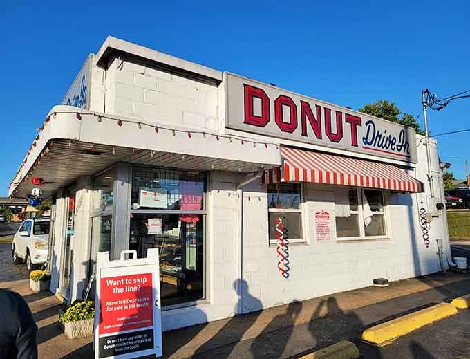 That red-and-white striped awning practically waves you over like a friendly neighbor with fresh-baked goods.