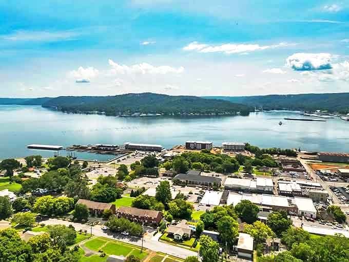 Where town meets lake in perfect harmony, green lawns roll right down to sparkling waterfront views.