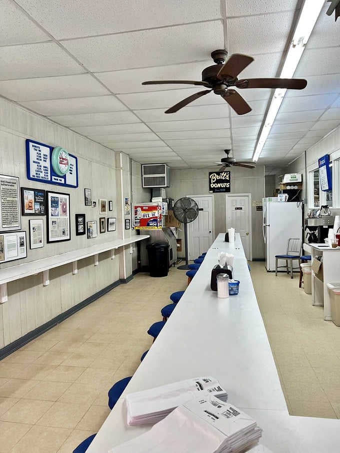 Inside, ceiling fans spin lazily while the real action happens at the fryer, creating pure magic.