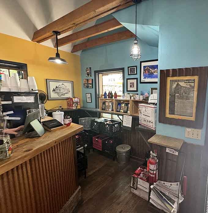 Small space, big heart: where exposed beams meet cheerful walls and every corner tells a story.