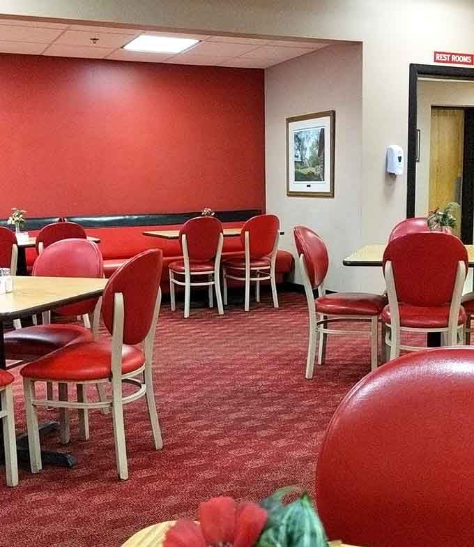 Red chairs, clean tables, and zero pretension: this is where good food happens without the Instagram theatrics.