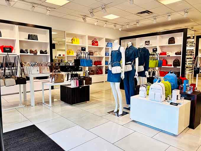 Michael Kors outlet displays prove that luxury handbags and sensible spending can actually coexist in the same universe.