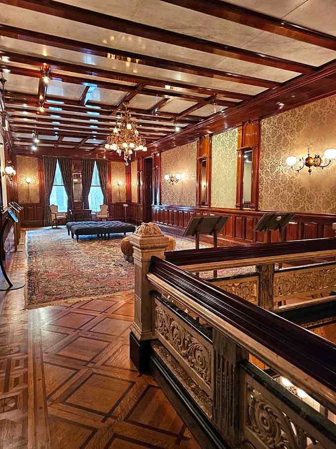 When your living room makes Versailles jealous, you know someone understood the assignment perfectly here.