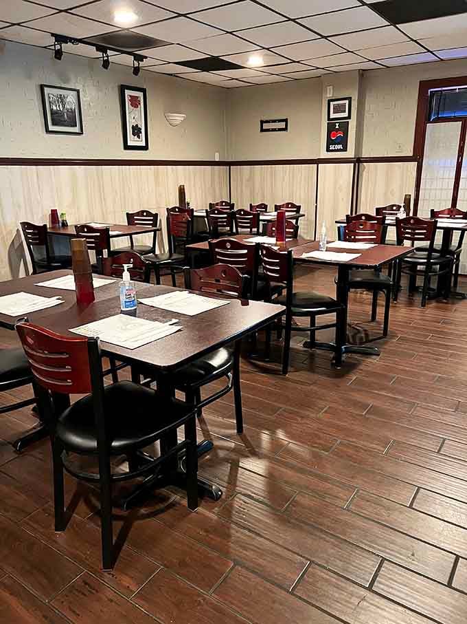 Clean, comfortable, and ready for serious eating: this dining room knows its job is supporting your chicken mission.