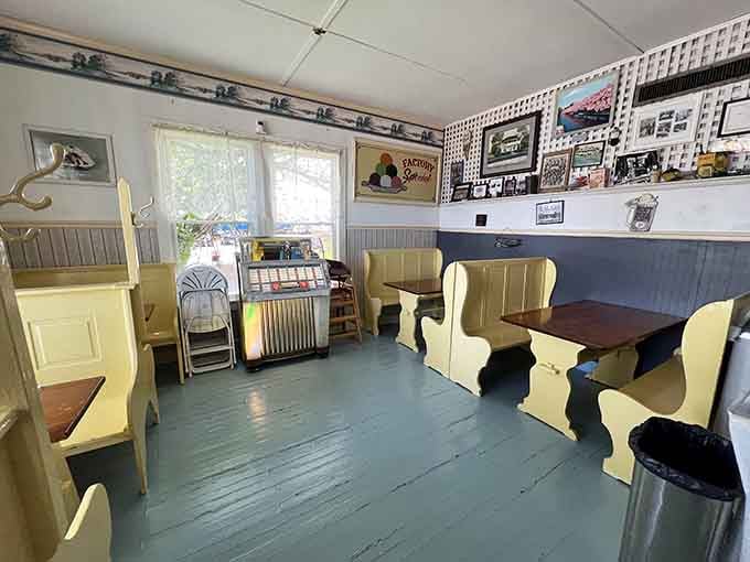 Yellow booths and vintage charm create the kind of atmosphere your grandparents would recognize in a heartbeat.