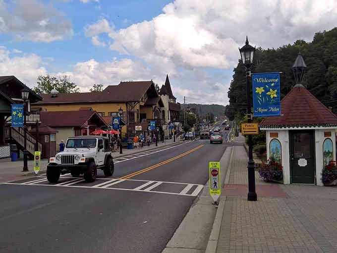 Look at those Alpine vibes! Between the dark wood trim and that adorable booth, it&rsquo;s a Sound of Music dream.