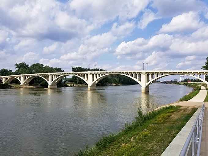 The Lincoln Memorial Bridge proves that even infrastructure can age gracefully when it's built with actual craftsmanship.