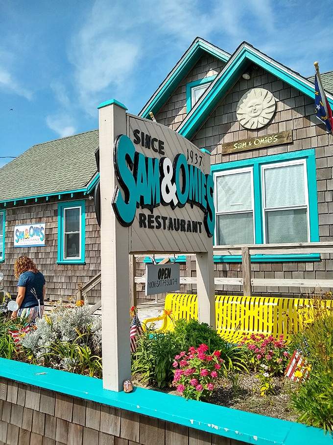 Since 1937, this cheerful turquoise-trimmed building has been feeding beachgoers breakfast, lunch, and unforgettable coastal dinners.