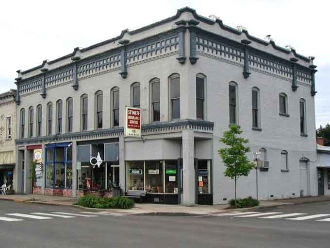 This corner building's decorative ironwork proves they don't make architecture like this anymore, and that's our loss.