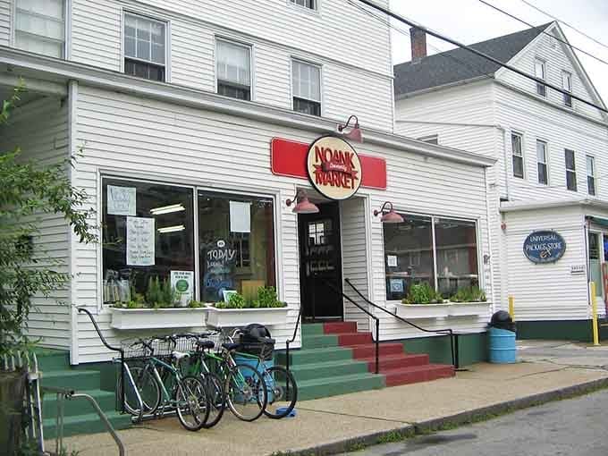 Summer days bring boats, bicycles, and the kind of unhurried dining that makes you forget your watch.